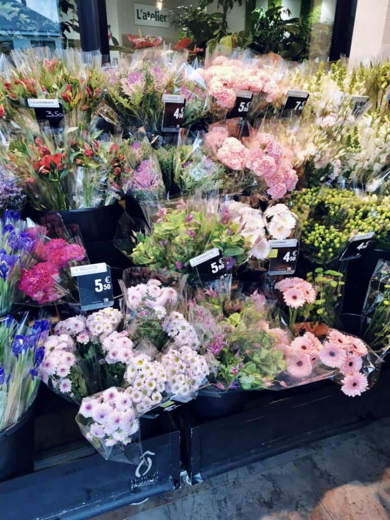 Do you know how to buy flowers in France (plus popular French flower names)